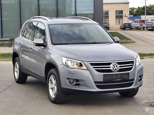 Grey Volkswagen Tiguan 2009 in Siauliai, with an engine capacity of 2.00 L and mileage of 222 thousand km for 4500 €, photo 1 on AUTOMOTO.COM.LV