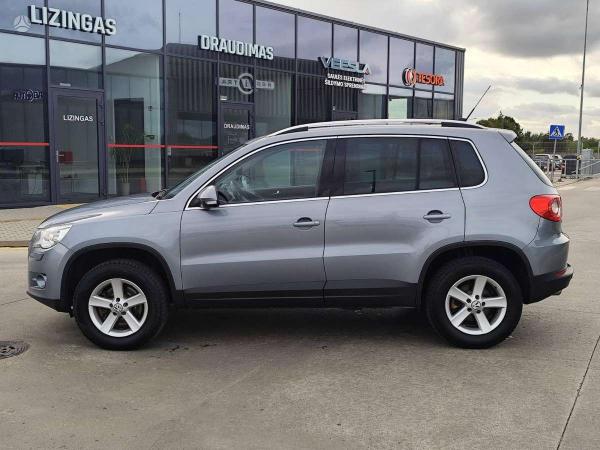 Grey Volkswagen Tiguan 2009 in Siauliai, with an engine capacity of 2.00 L and mileage of 222 thousand km for 4500 €, photo 5 on AUTOMOTO.COM.LV