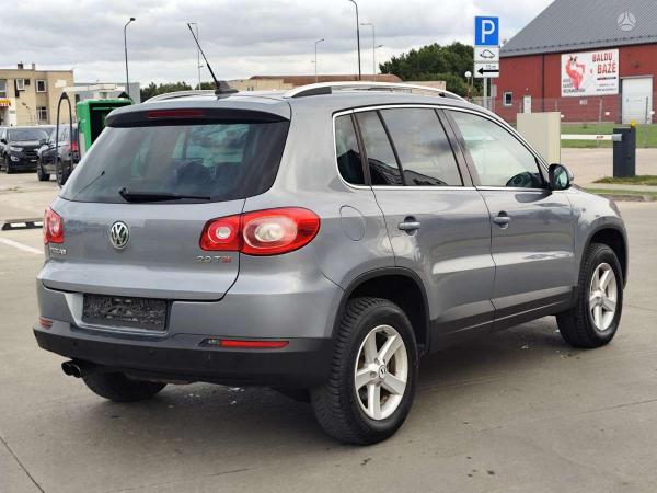 Grey Volkswagen Tiguan 2009 in Siauliai, with an engine capacity of 2.00 L and mileage of 222 thousand km for 4500 €, photo 9 on AUTOMOTO.COM.LV
