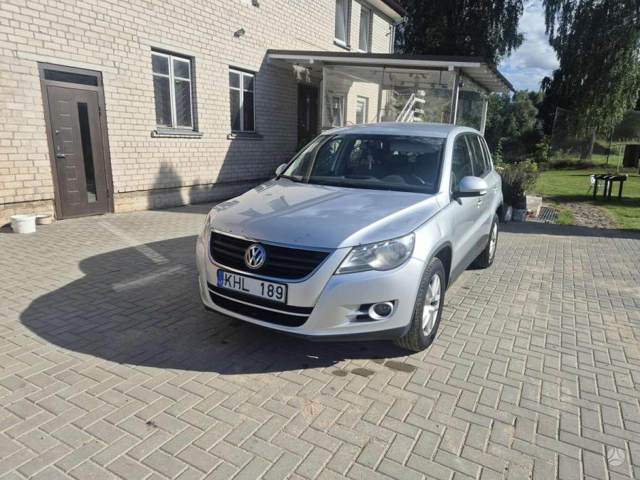 Grey Volkswagen Tiguan 2009 in Vilnius, with an engine capacity of 2.00 L and mileage of 375 thousand km for 2000 €, photo 1 on AUTOMOTO.COM.LV