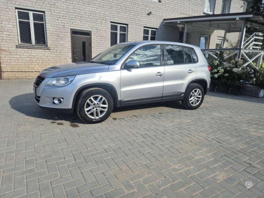 Grey Volkswagen Tiguan 2009 in Vilnius, with an engine capacity of 2.00 L and mileage of 375 thousand km for 2000 €, photo 3 on AUTOMOTO.COM.LV