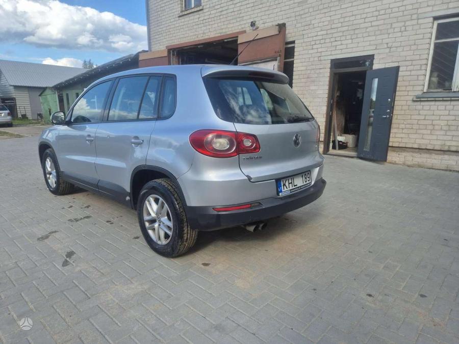 Grey Volkswagen Tiguan 2009 in Vilnius, with an engine capacity of 2.00 L and mileage of 375 thousand km for 2000 €, photo 4 on AUTOMOTO.COM.LV