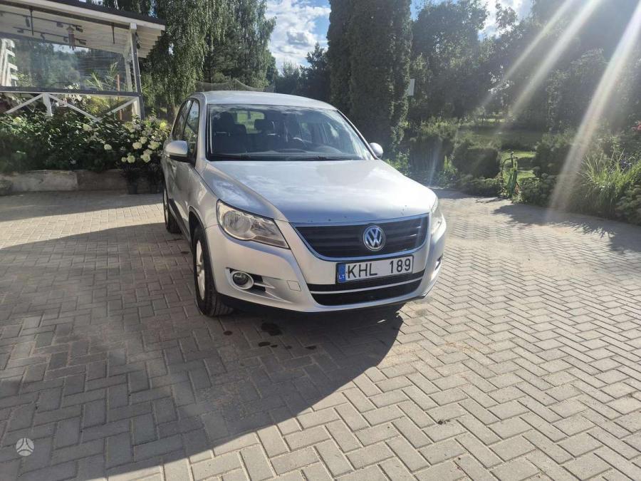 Grey Volkswagen Tiguan 2009 in Vilnius, with an engine capacity of 2.00 L and mileage of 375 thousand km for 2000 €, photo 5 on AUTOMOTO.COM.LV
