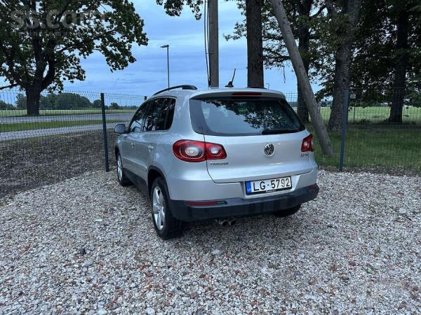 Pelēks Volkswagen Tiguan 2009 Cēsis, ar dzinēja tilpumu 2.00 L un nobraukumu 0 tūkst. km par 5700 €, foto 5 vietnē AUTOMOTO.COM.LV