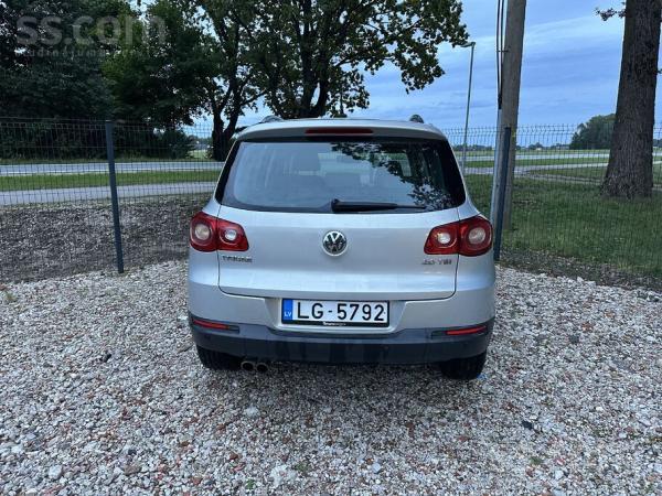Pelēks Volkswagen Tiguan 2009 Cēsis, ar dzinēja tilpumu 2.00 L un nobraukumu 0 tūkst. km par 5700 €, foto 7 vietnē AUTOMOTO.COM.LV