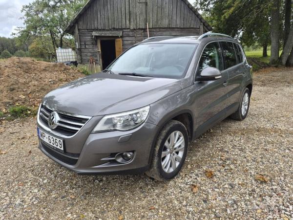Grey Volkswagen Tiguan 2009 in Madona, with an engine capacity of 2.00 L and mileage of 213 thousand km for 5499 €, photo 1 on AUTOMOTO.COM.LV