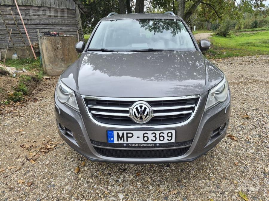 Grey Volkswagen Tiguan 2009 in Madona, with an engine capacity of 2.00 L and mileage of 213 thousand km for 5499 €, photo 3 on AUTOMOTO.COM.LV