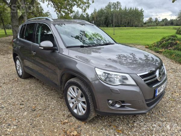 Grey Volkswagen Tiguan 2009 in Madona, with an engine capacity of 2.00 L and mileage of 213 thousand km for 5499 €, photo 4 on AUTOMOTO.COM.LV