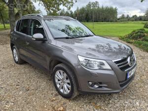 Grey Volkswagen Tiguan 2009 in Madona, with an engine capacity of 2.00 L and mileage of 213 thousand km for 5499 €, photo 4 on AUTOMOTO.COM.LV