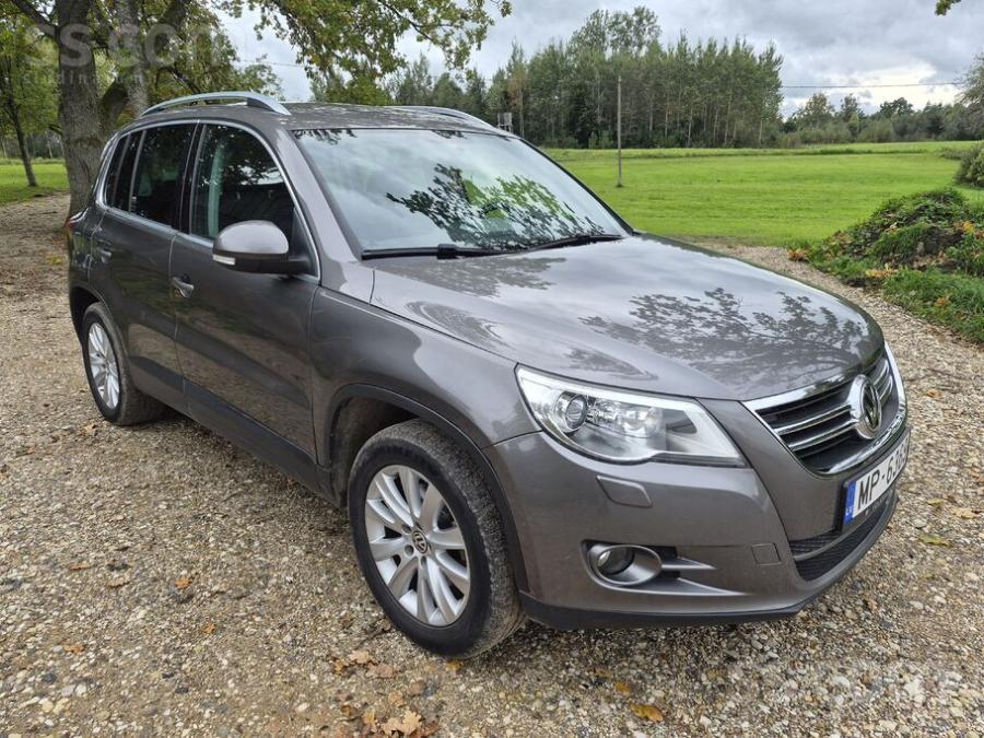 Grey Volkswagen Tiguan 2009 in Madona, with an engine capacity of 2.00 L and mileage of 213 thousand km for 5499 €, photo 4 on AUTOMOTO.COM.LV