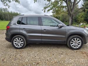 Grey Volkswagen Tiguan 2009 in Madona, with an engine capacity of 2.00 L and mileage of 213 thousand km for 5499 €, photo 5 on AUTOMOTO.COM.LV