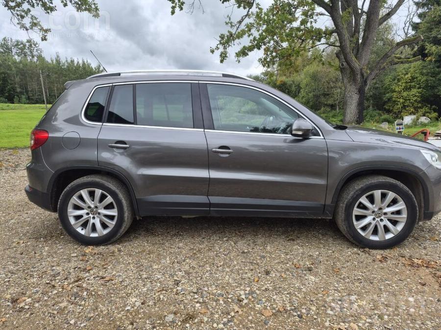 Grey Volkswagen Tiguan 2009 in Madona, with an engine capacity of 2.00 L and mileage of 213 thousand km for 5499 €, photo 5 on AUTOMOTO.COM.LV