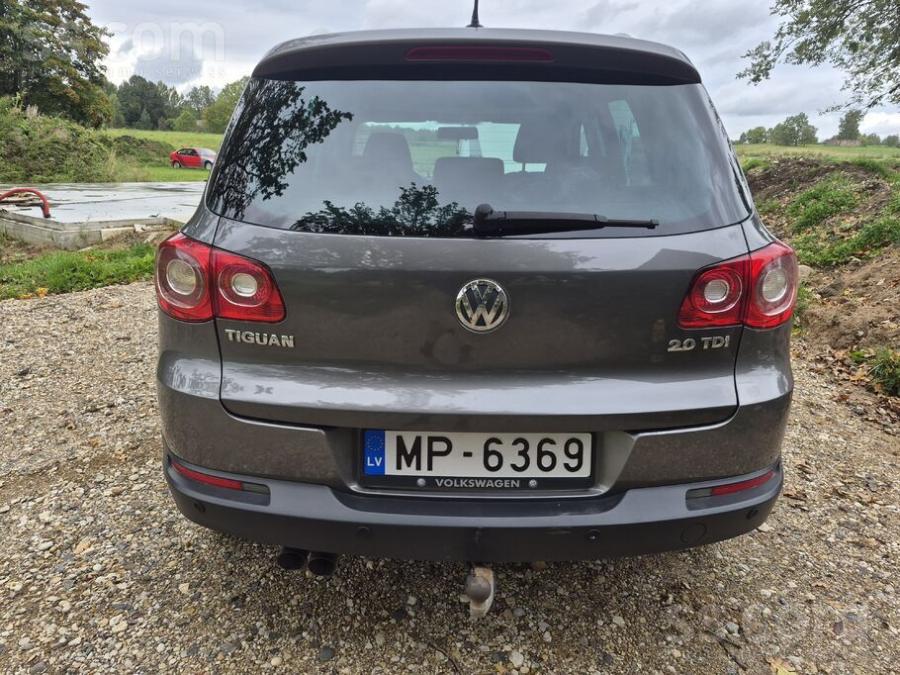 Grey Volkswagen Tiguan 2009 in Madona, with an engine capacity of 2.00 L and mileage of 213 thousand km for 5499 €, photo 7 on AUTOMOTO.COM.LV