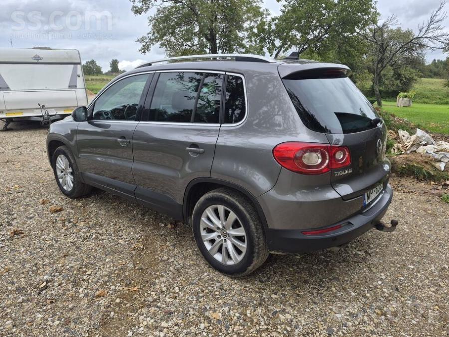 Grey Volkswagen Tiguan 2009 in Madona, with an engine capacity of 2.00 L and mileage of 213 thousand km for 5499 €, photo 8 on AUTOMOTO.COM.LV