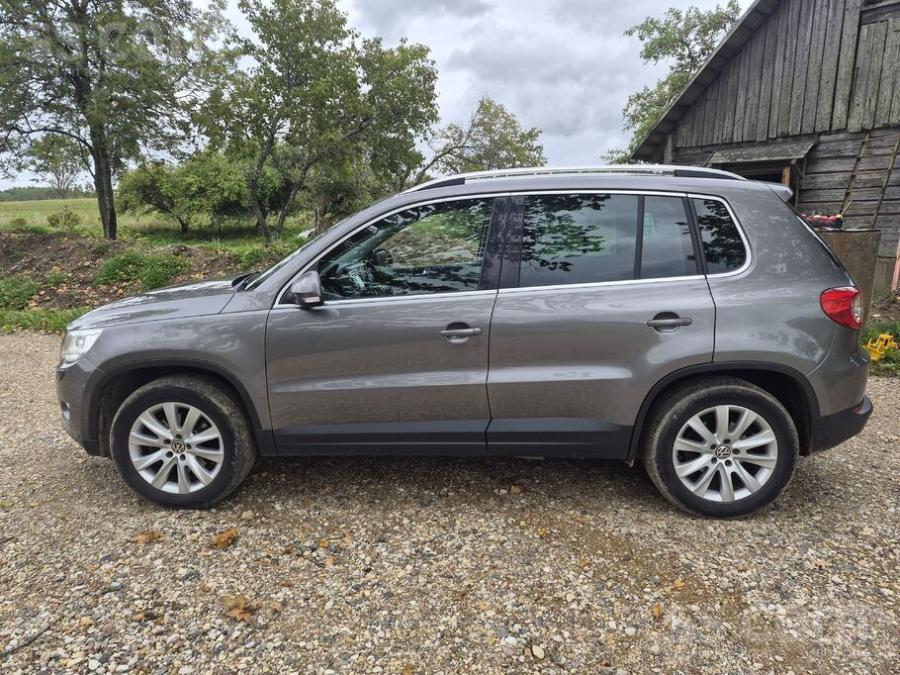 Grey Volkswagen Tiguan 2009 in Madona, with an engine capacity of 2.00 L and mileage of 213 thousand km for 5499 €, photo 9 on AUTOMOTO.COM.LV