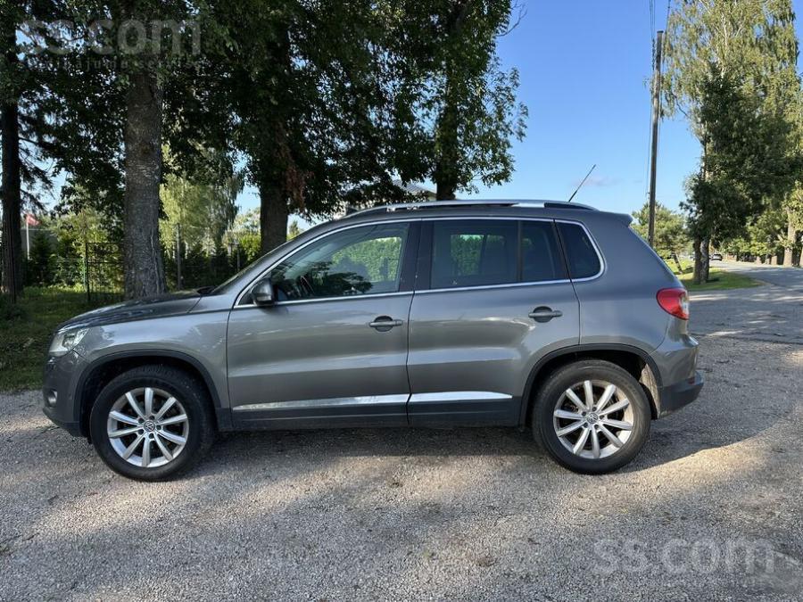 Grey Volkswagen Tiguan 2009 in Riga, with an engine capacity of 2.00 L and mileage of 232 thousand km for 6290 €, photo 3 on AUTOMOTO.COM.LV