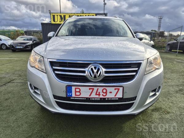 Volkswagen Tiguan 2009 in Liepaja on AUTOMOTO.COM.LV Grey Volkswagen Tiguan 2009 in Liepaja, with an engine capacity of 2.00 L and mileage of 223 thousand km for 7400 €, photo 3 on AUTOMOTO.COM.LV