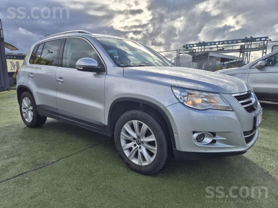 Grey Volkswagen Tiguan 2009 in Liepaja, with an engine capacity of 2.00 L and mileage of 223 thousand km for 7400 €, photo 4 on AUTOMOTO.COM.LV