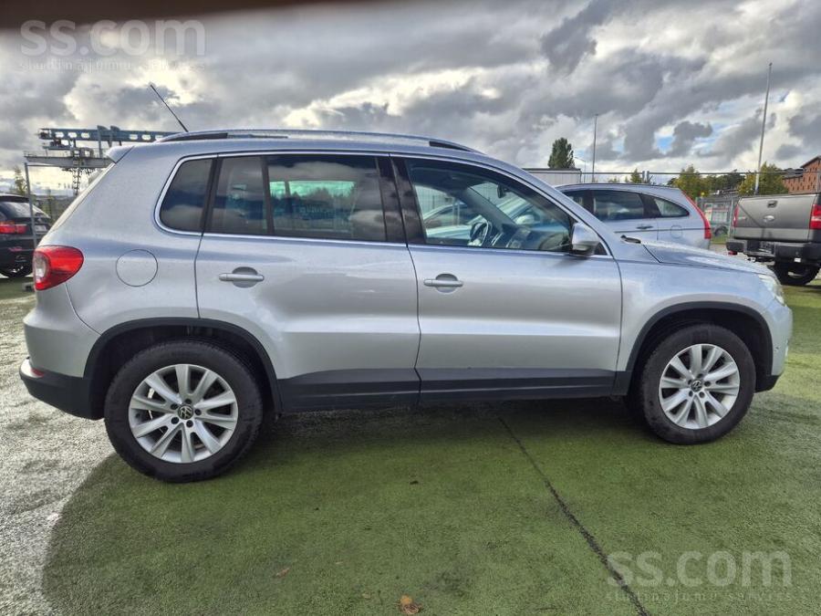 Grey Volkswagen Tiguan 2009 in Liepaja, with an engine capacity of 2.00 L and mileage of 223 thousand km for 7400 €, photo 5 on AUTOMOTO.COM.LV