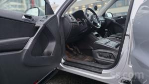 Pelēks Volkswagen Tiguan 2009 Rīga, ar dzinēja tilpumu 2.00 L un nobraukumu 282 tūkst. km par 5750 €, foto 28 vietnē AUTOMOTO.COM.LV