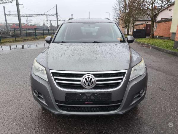 Pelēks Volkswagen Tiguan 2010 Šauļi, ar dzinēja tilpumu 2.00 L un nobraukumu 272 tūkst. km par 4900 €, foto 2 vietnē AUTOMOTO.COM.LV