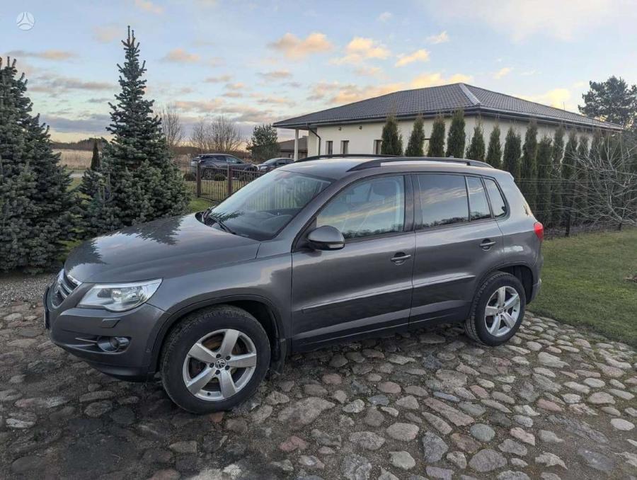 Grey Volkswagen Tiguan 2010 in Mazeikiai, with an engine capacity of 1.97 L and mileage of 206 thousand km for 7000 €, photo 1 on AUTOMOTO.COM.LV