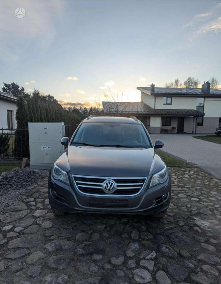 Grey Volkswagen Tiguan 2010 in Mazeikiai, with an engine capacity of 1.97 L and mileage of 206 thousand km for 7000 €, photo 2 on AUTOMOTO.COM.LV