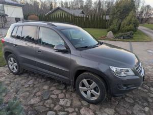 Grey Volkswagen Tiguan 2010 in Mazeikiai, with an engine capacity of 1.97 L and mileage of 206 thousand km for 7000 €, photo 3 on AUTOMOTO.COM.LV