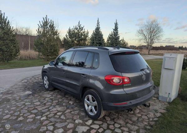 Grey Volkswagen Tiguan 2010 in Mazeikiai, with an engine capacity of 1.97 L and mileage of 206 thousand km for 7000 €, photo 9 on AUTOMOTO.COM.LV
