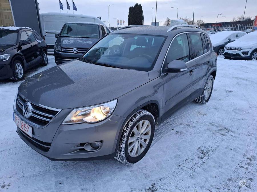 Grey Volkswagen Tiguan 2010 in Kaunas, with an engine capacity of 1.97 L and mileage of 276 thousand km for 6500 €, photo 1 on AUTOMOTO.COM.LV