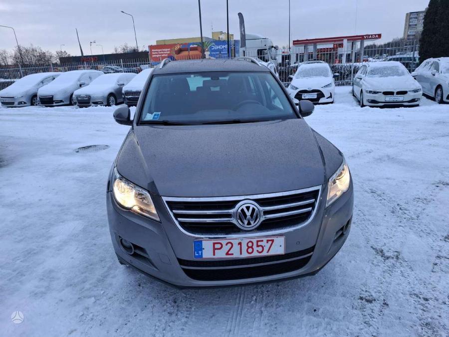 Grey Volkswagen Tiguan 2010 in Kaunas, with an engine capacity of 1.97 L and mileage of 276 thousand km for 6500 €, photo 2 on AUTOMOTO.COM.LV