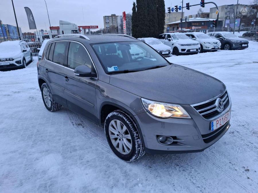 Grey Volkswagen Tiguan 2010 in Kaunas, with an engine capacity of 1.97 L and mileage of 276 thousand km for 6500 €, photo 3 on AUTOMOTO.COM.LV