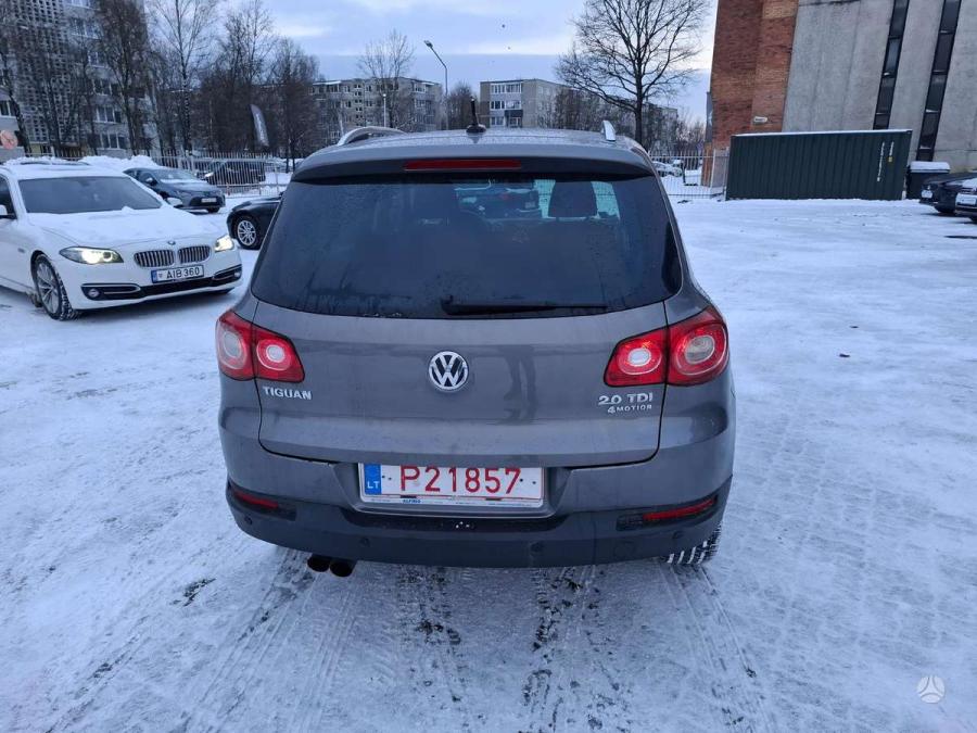 Grey Volkswagen Tiguan 2010 in Kaunas, with an engine capacity of 1.97 L and mileage of 276 thousand km for 6500 €, photo 5 on AUTOMOTO.COM.LV