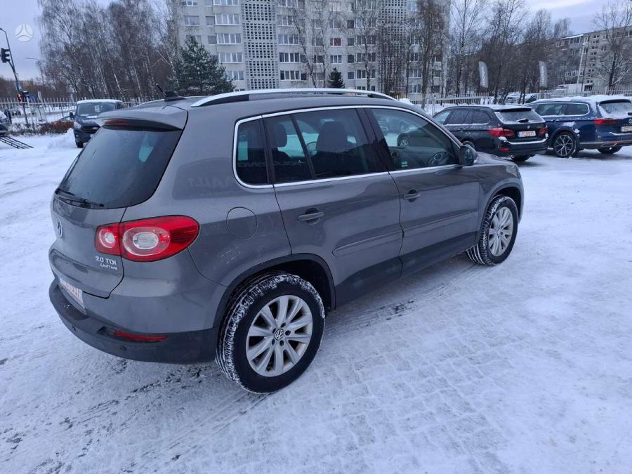 Grey Volkswagen Tiguan 2010 in Kaunas, with an engine capacity of 1.97 L and mileage of 276 thousand km for 6500 €, photo 6 on AUTOMOTO.COM.LV