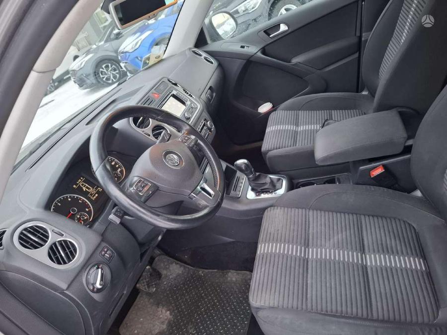 Grey Volkswagen Tiguan 2010 in Kaunas, with an engine capacity of 1.97 L and mileage of 276 thousand km for 6500 €, photo 7 on AUTOMOTO.COM.LV