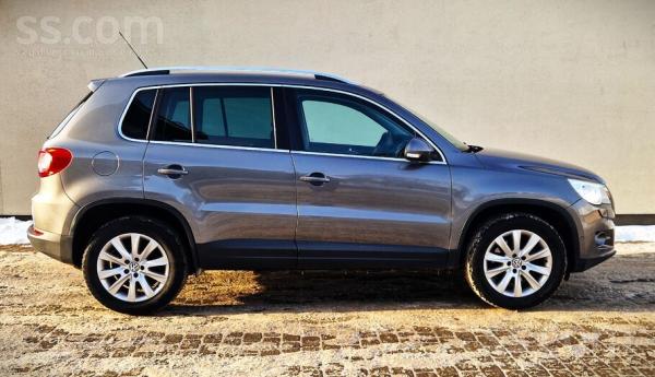 Grey Volkswagen Tiguan 2010 in Tukums, with an engine capacity of 2.00 L and mileage of 252 thousand km for 7700 €, photo 3 on AUTOMOTO.COM.LV