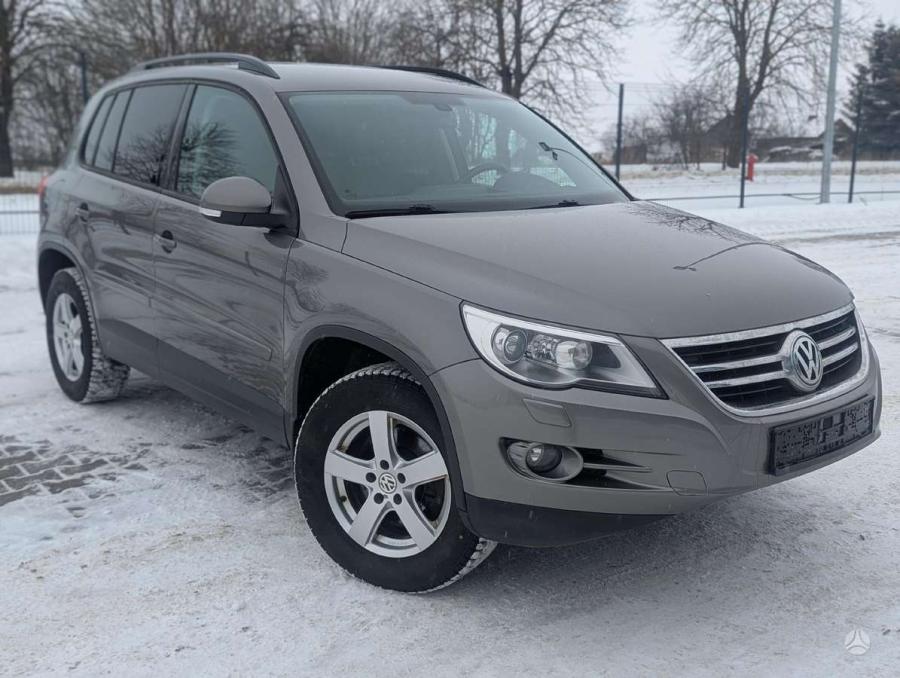 Grey Volkswagen Tiguan 2010 in Kaunas, with an engine capacity of 1.97 L and mileage of 235 thousand km for 4350 €, photo 2 on AUTOMOTO.COM.LV