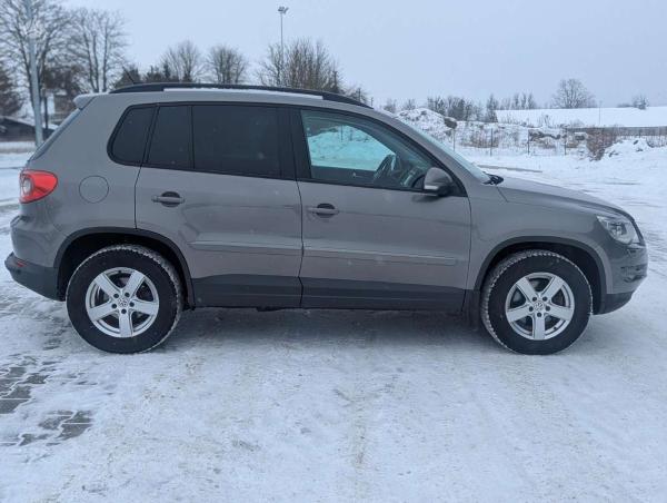 Grey Volkswagen Tiguan 2010 in Kaunas, with an engine capacity of 1.97 L and mileage of 235 thousand km for 4350 €, photo 3 on AUTOMOTO.COM.LV