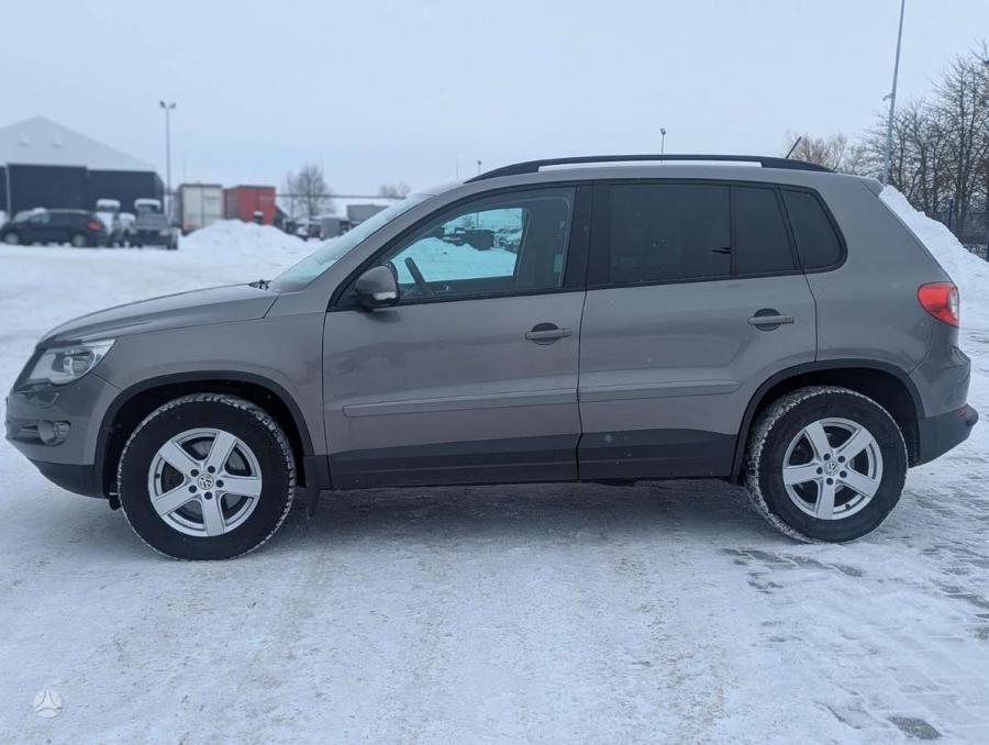 Grey Volkswagen Tiguan 2010 in Kaunas, with an engine capacity of 1.97 L and mileage of 235 thousand km for 4350 €, photo 8 on AUTOMOTO.COM.LV