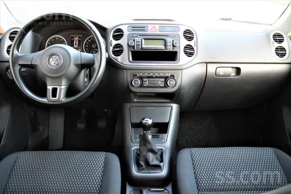 Grey Volkswagen Tiguan 2010 in Ogre, with an engine capacity of 1.60 L and mileage of 208 thousand km for 6995 €, photo 10 on AUTOMOTO.COM.LV