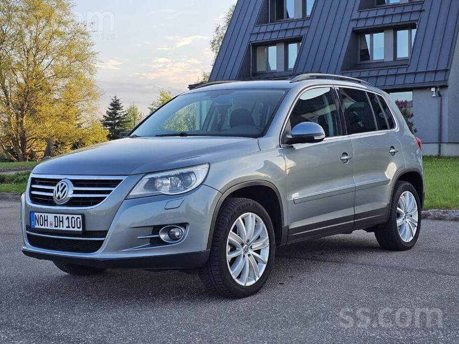 Grey Volkswagen Tiguan 2010 in Cesis, with an engine capacity of 2.00 L and mileage of 212 thousand km for 6850 €, photo 1 on AUTOMOTO.COM.LV