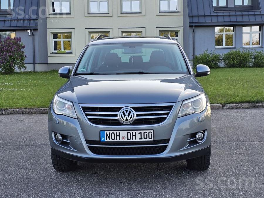 Grey Volkswagen Tiguan 2010 in Cesis, with an engine capacity of 2.00 L and mileage of 212 thousand km for 6850 €, photo 3 on AUTOMOTO.COM.LV