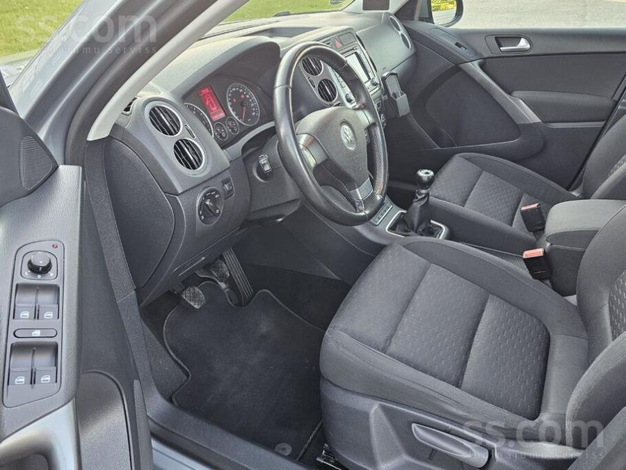 Grey Volkswagen Tiguan 2010 in Cesis, with an engine capacity of 2.00 L and mileage of 212 thousand km for 6850 €, photo 9 on AUTOMOTO.COM.LV