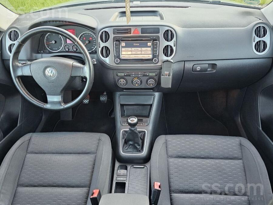 Grey Volkswagen Tiguan 2010 in Cesis, with an engine capacity of 2.00 L and mileage of 212 thousand km for 6850 €, photo 14 on AUTOMOTO.COM.LV