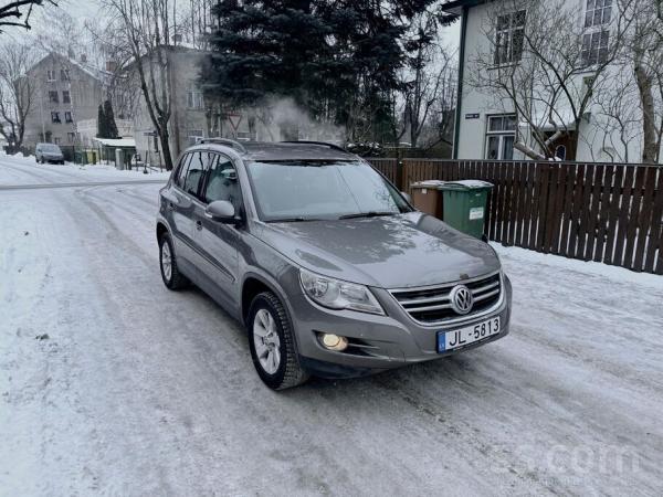 Pelēks Volkswagen Tiguan 2010 Rīga, ar dzinēja tilpumu 2.00 L un nobraukumu 426 tūkst. km par 500 €, foto 2 vietnē AUTOMOTO.COM.LV