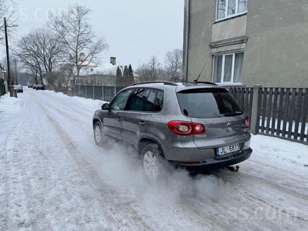 Pelēks Volkswagen Tiguan 2010 Rīga, ar dzinēja tilpumu 2.00 L un nobraukumu 426 tūkst. km par 500 €, foto 3 vietnē AUTOMOTO.COM.LV