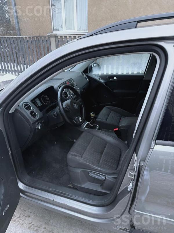 Pelēks Volkswagen Tiguan 2010 Rīga, ar dzinēja tilpumu 2.00 L un nobraukumu 426 tūkst. km par 500 €, foto 7 vietnē AUTOMOTO.COM.LV