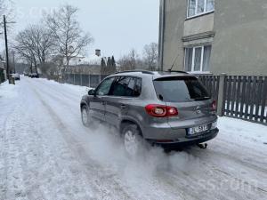 Grey Volkswagen Tiguan 2010 in Riga, with an engine capacity of 2.00 L and mileage of 426 thousand km for 500 €, photo 4 on AUTOMOTO.COM.LV