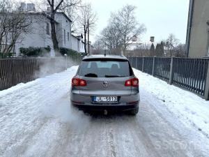 Grey Volkswagen Tiguan 2010 in Riga, with an engine capacity of 2.00 L and mileage of 426 thousand km for 500 €, photo 5 on AUTOMOTO.COM.LV