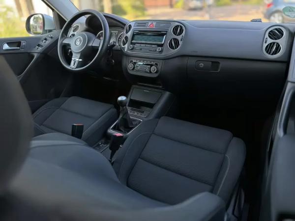 Pelēks Volkswagen Tiguan 2010 Jūrmala, ar dzinēja tilpumu 2.00 L un nobraukumu 212 tūkst. km par 3000 €, foto 8 vietnē AUTOMOTO.COM.LV